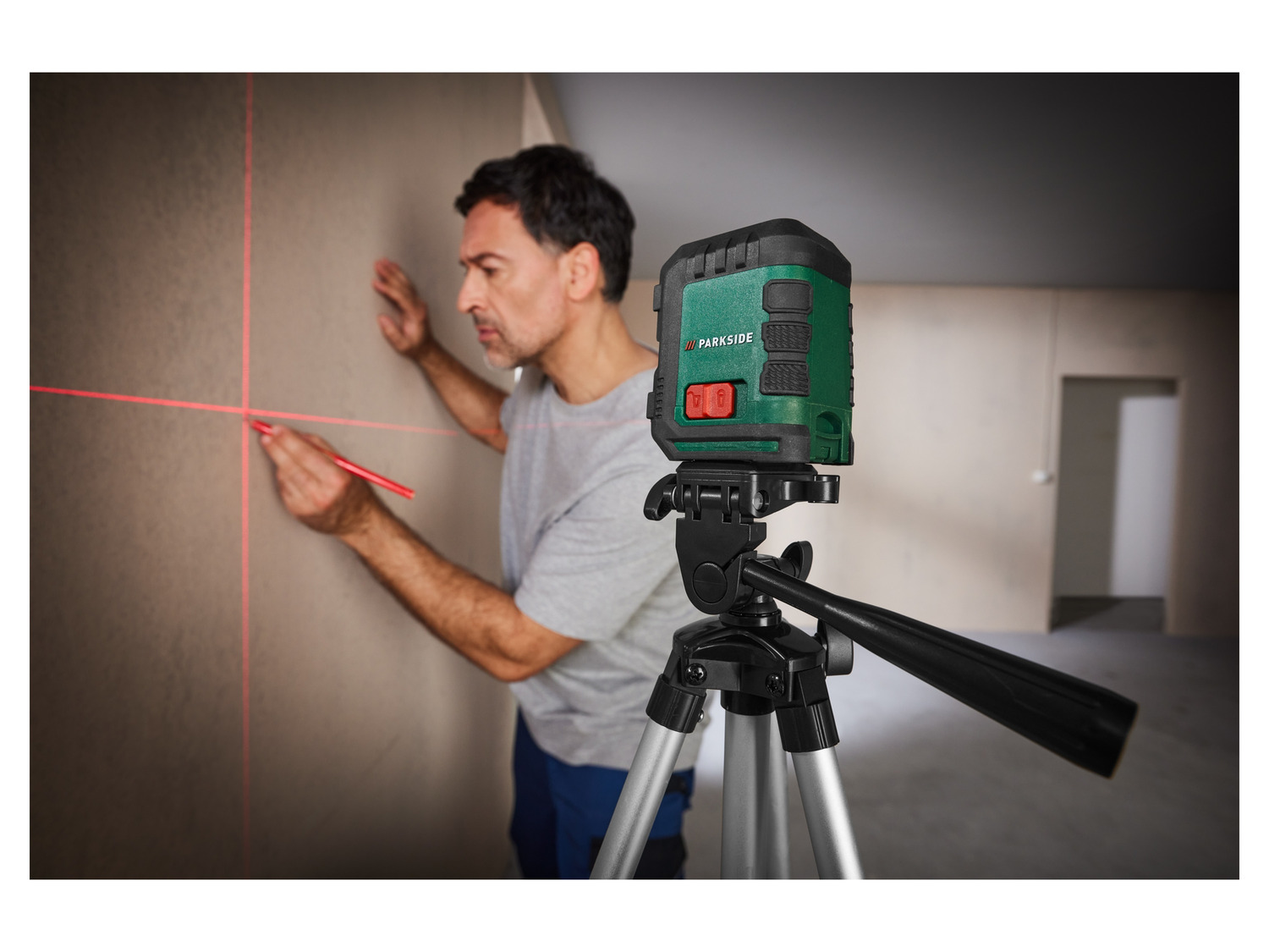 Niveau laser en croix avec trépied PKLL 10 B4 | LIDL